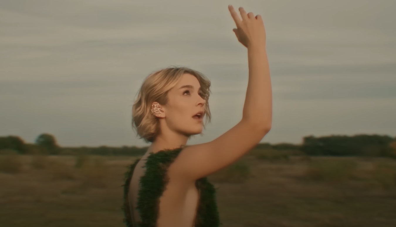 PRIMEUR: Bekijk hier de nieuwe videoclip van Pommelien Thijs ‘Zilver ...